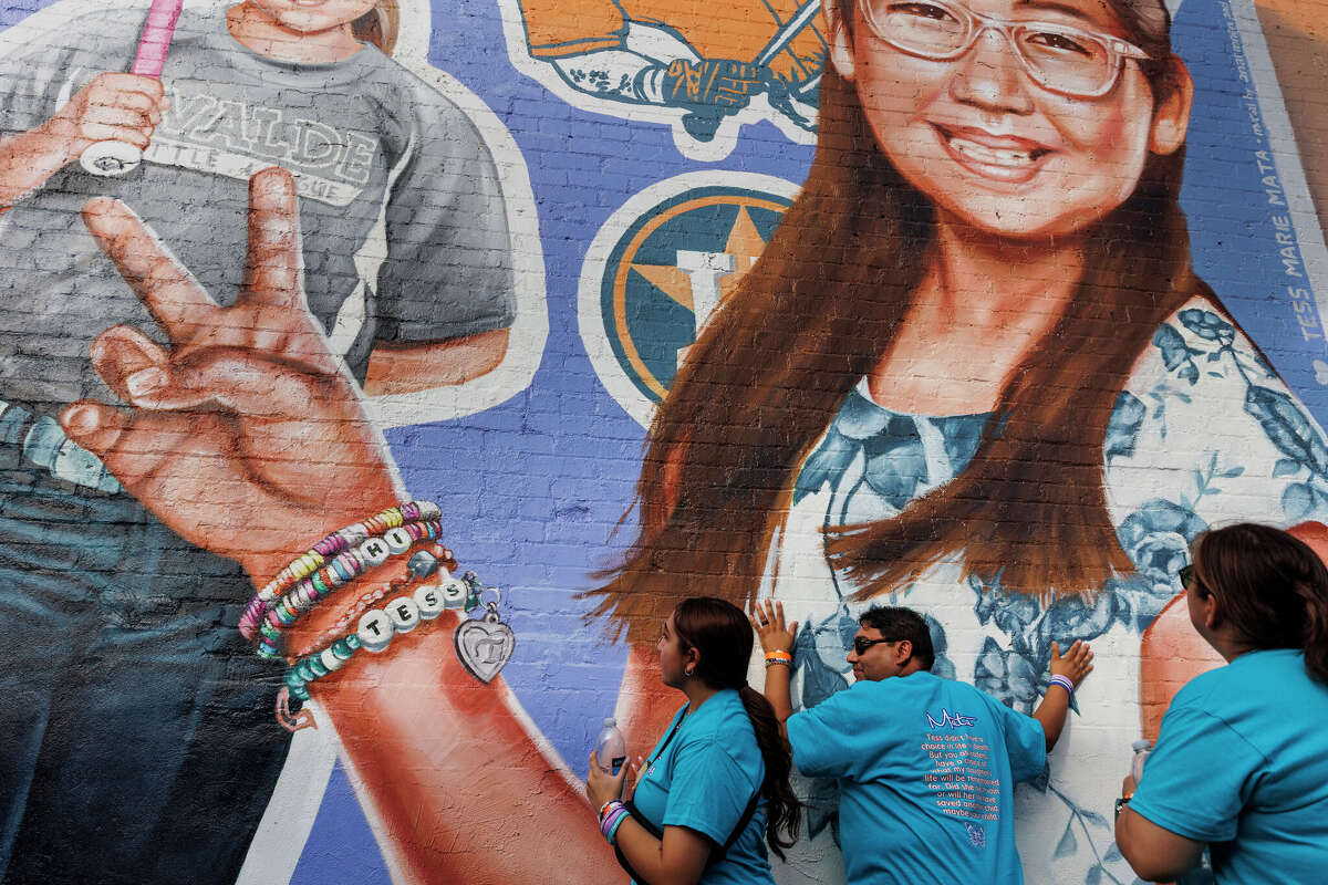 Hundreds gather to honor Uvalde victims with candlelight vigil
