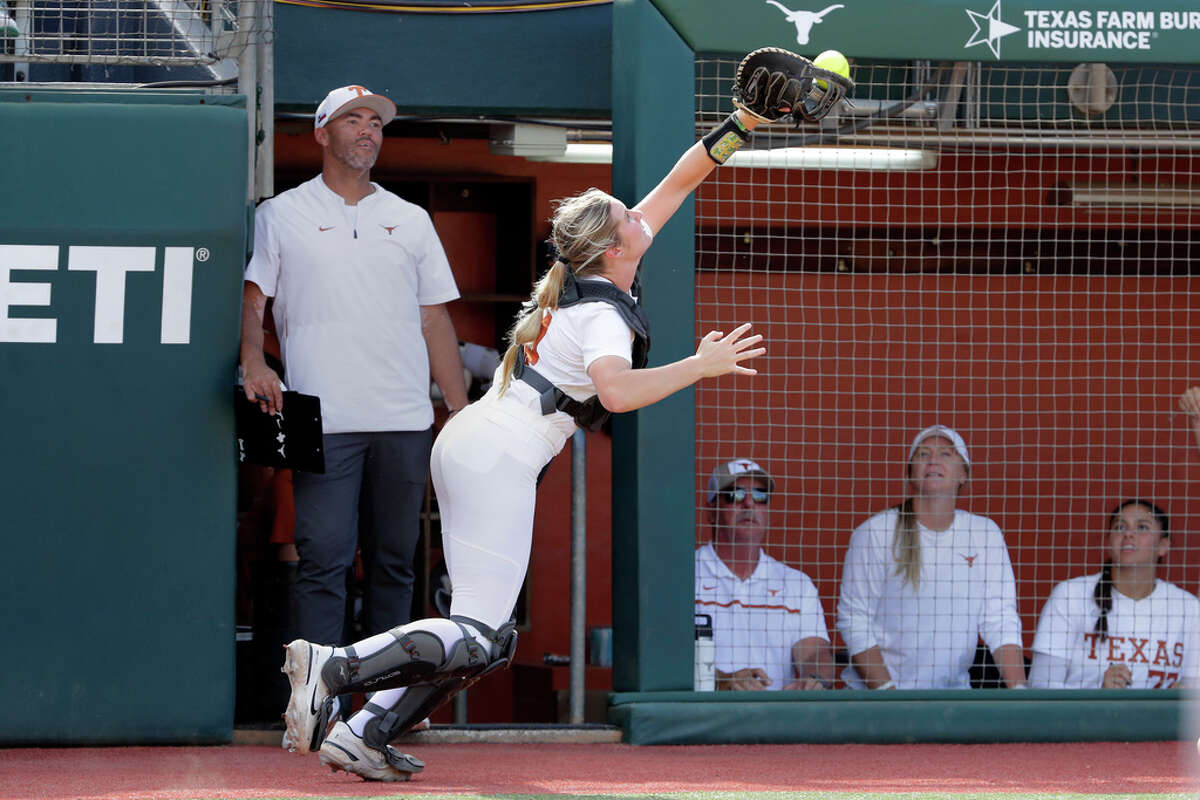 Texas faces daunting task vs. Tennessee in Knoxville Super Regional