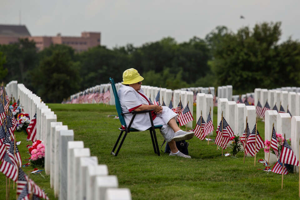 'A way to honor them': At Fort Sam, volunteers plant flags on thousand