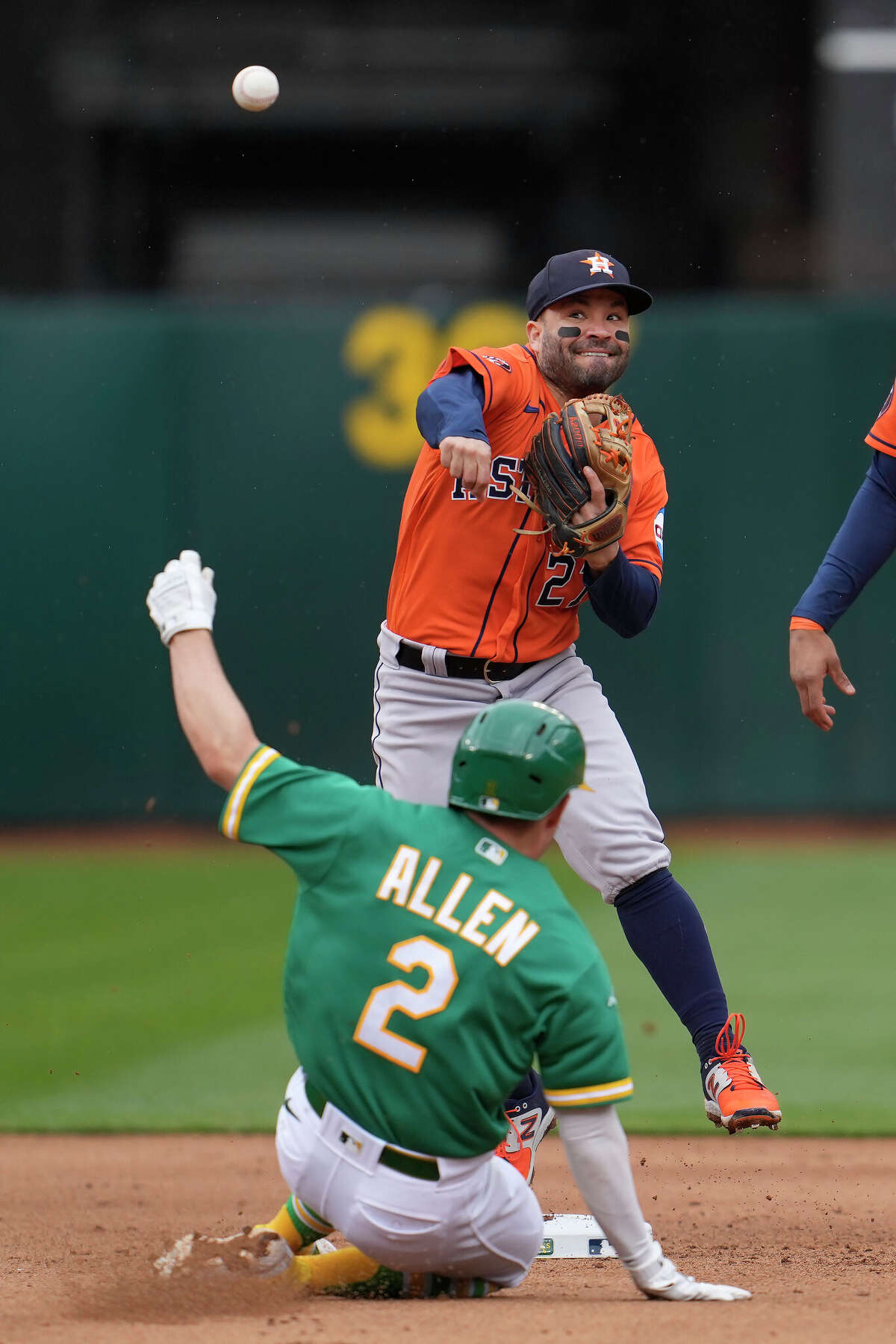 Houston Astros hit 7 home runs to sweep Oakland Athletics