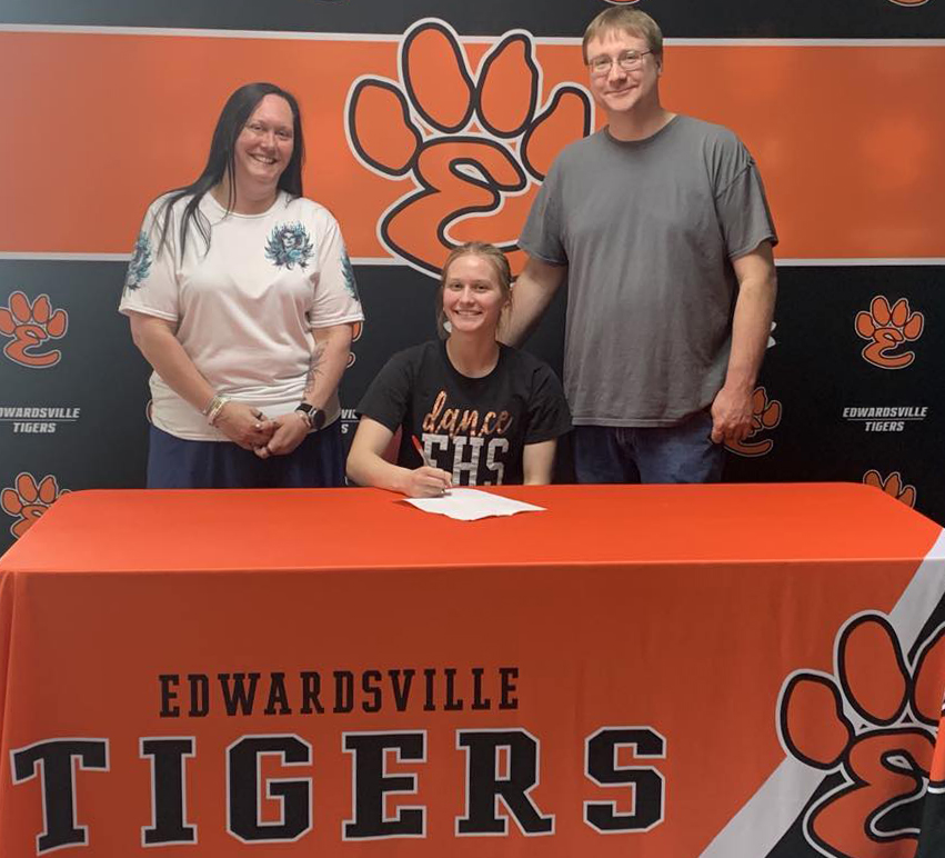 Desi Snyder signs with Lindenwood University to continue dance career