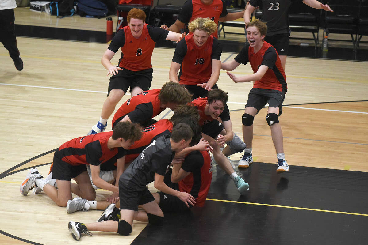 Pomperaug upsets Barlow to win first SWC boys volleyball title