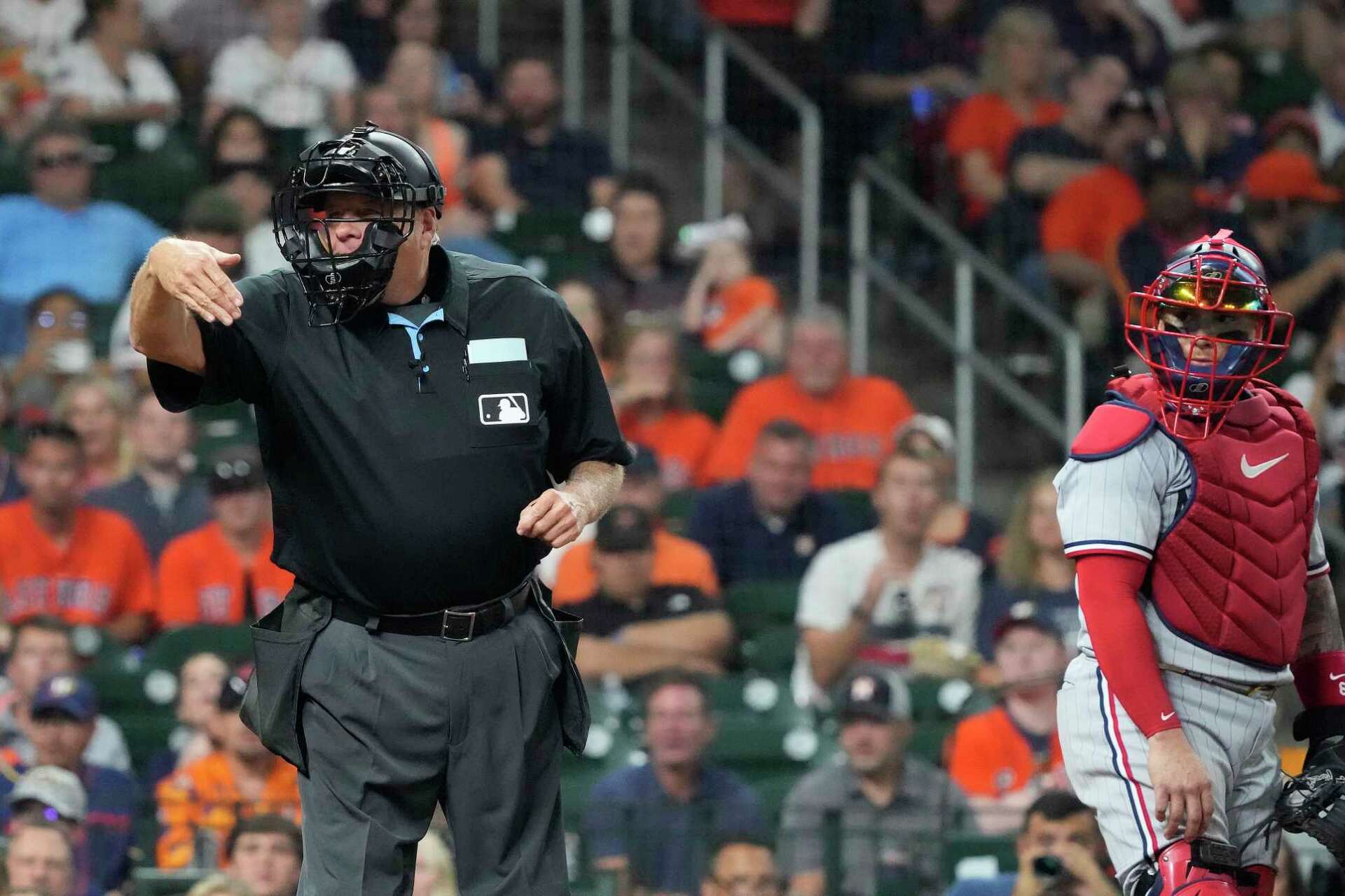 Astros' Alex Cintron ejected after umpire confronts Jeremy Peña