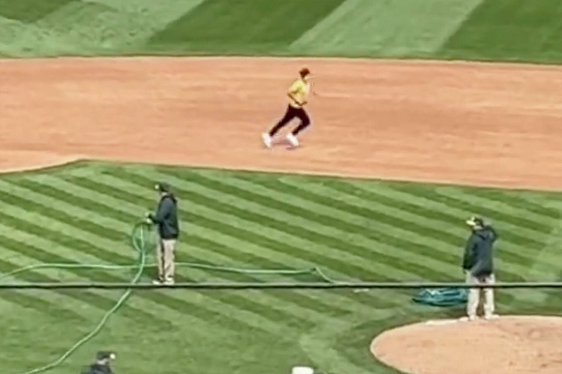 Lackadaisical security lets teenage A's fan do lap around bases