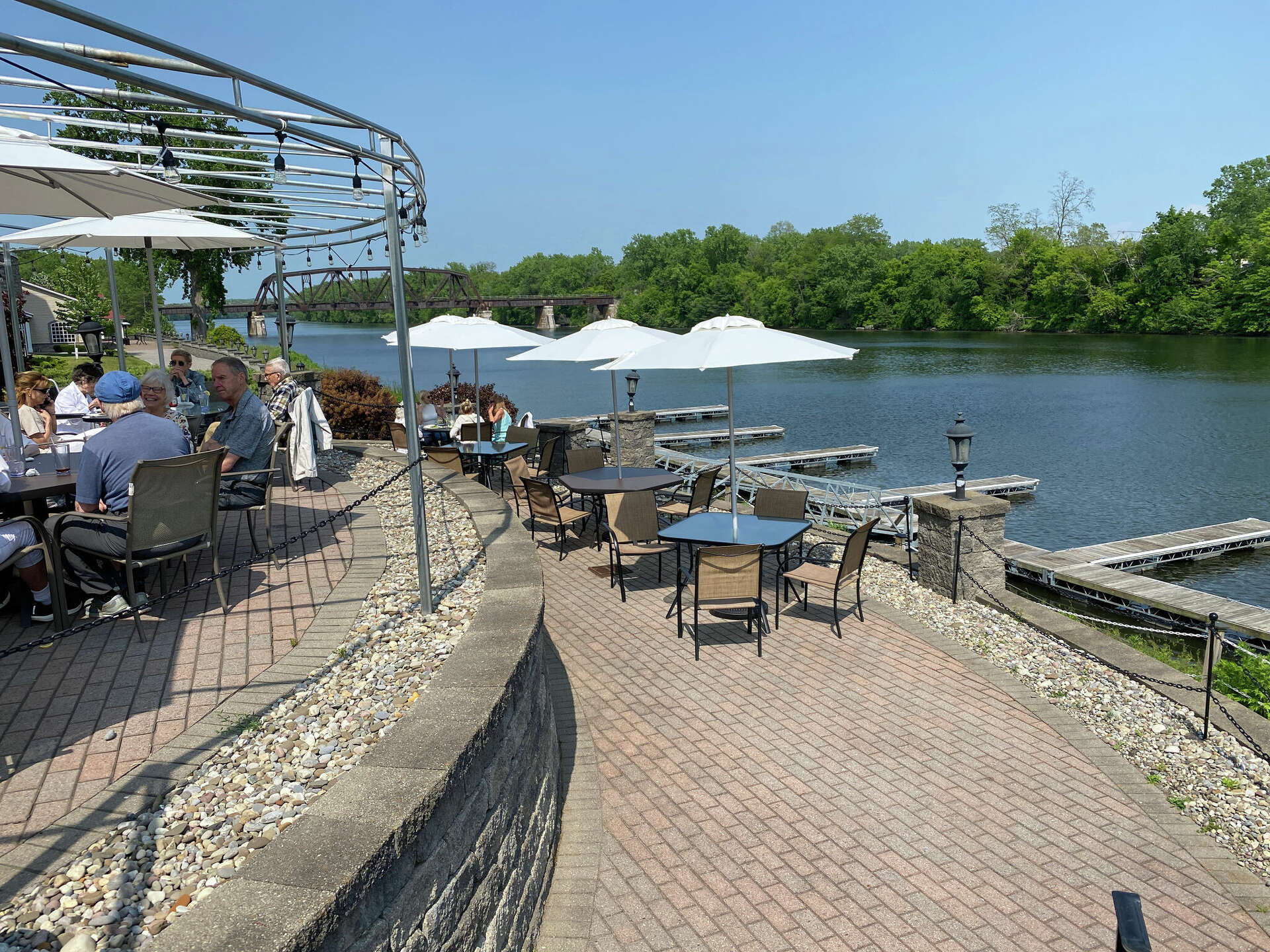 Review: Max410 restaurant steps up with move to Glenville riverfront