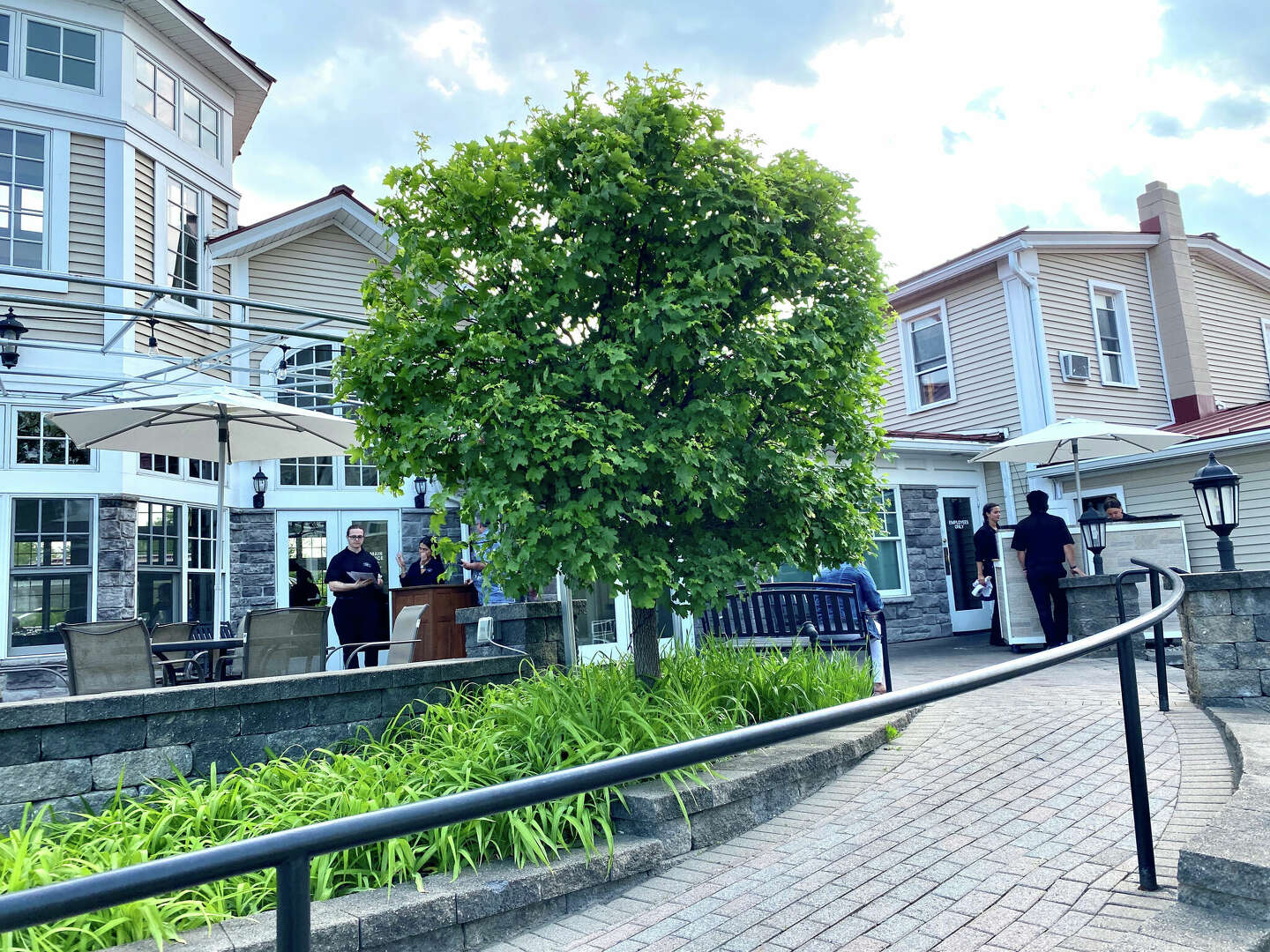 Review: Max410 restaurant steps up with move to Glenville riverfront