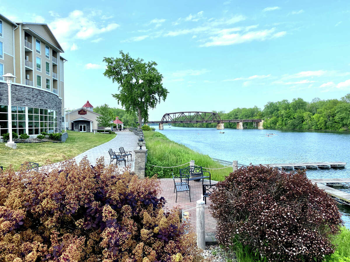 Review: Max410 restaurant steps up with move to Glenville riverfront
