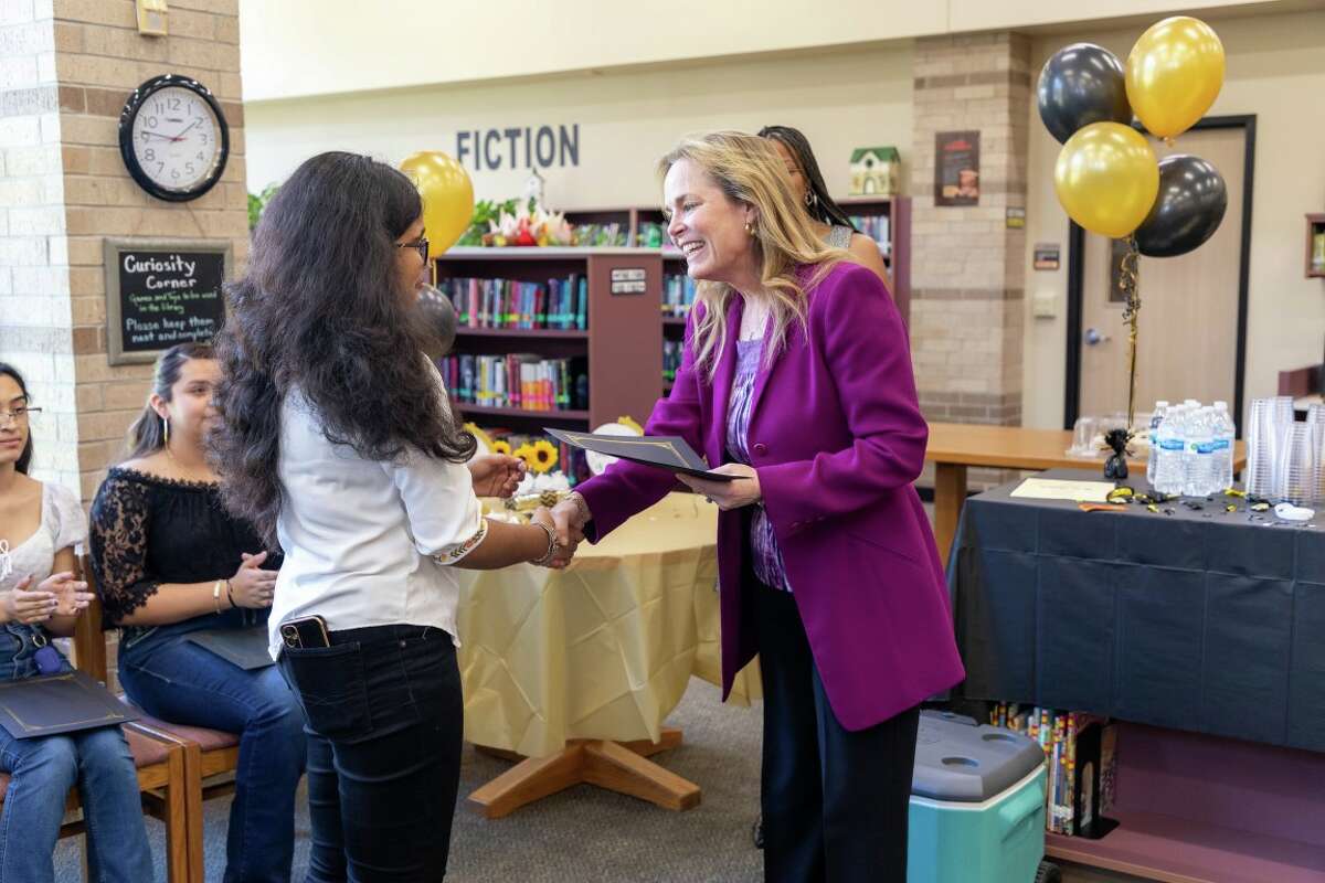 Retired Conroe math teacher awards scholarships to 9th graders as moti