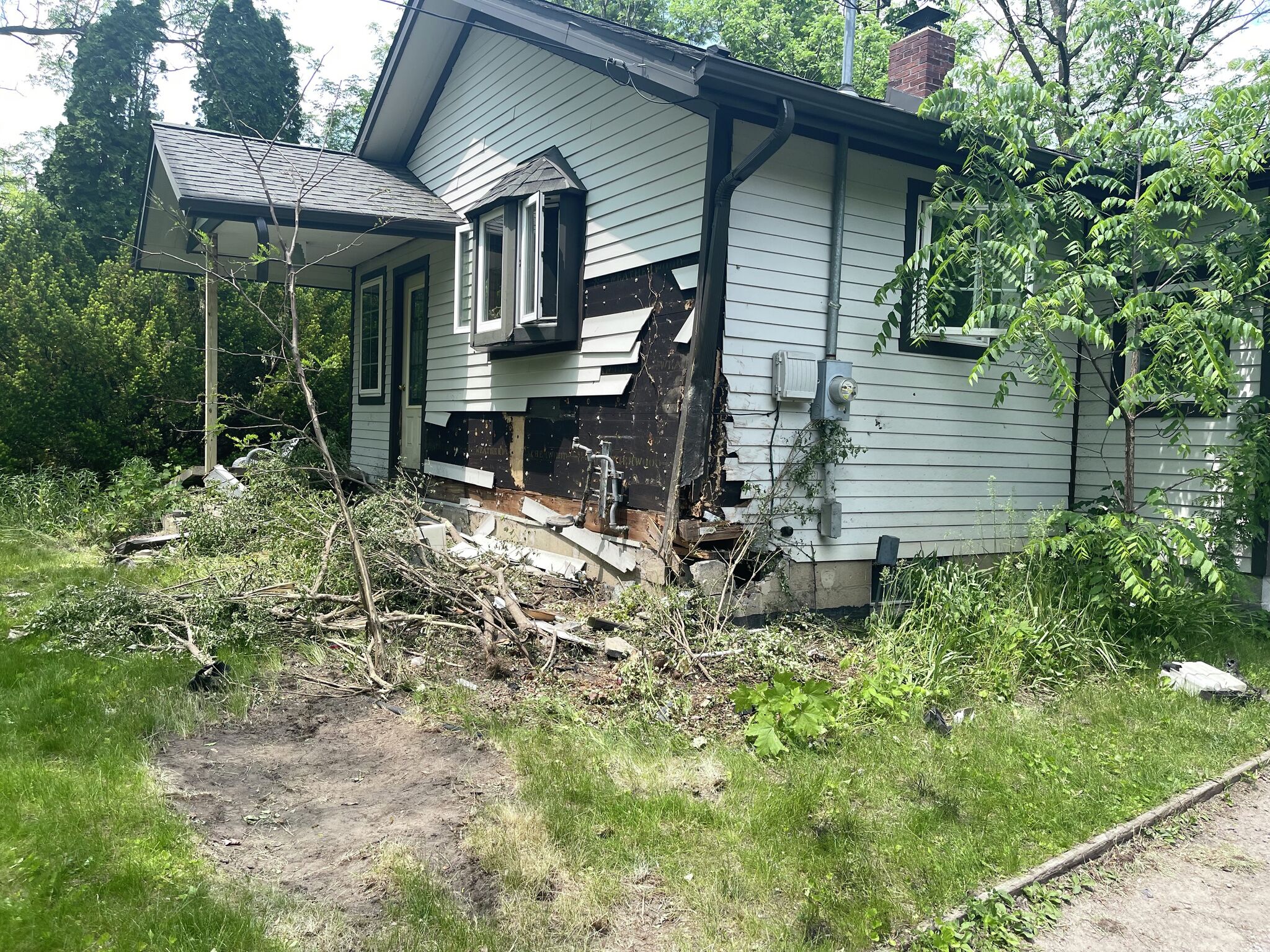 A 17-year-old Midlander reportedly rammed into a Sugnet Road house