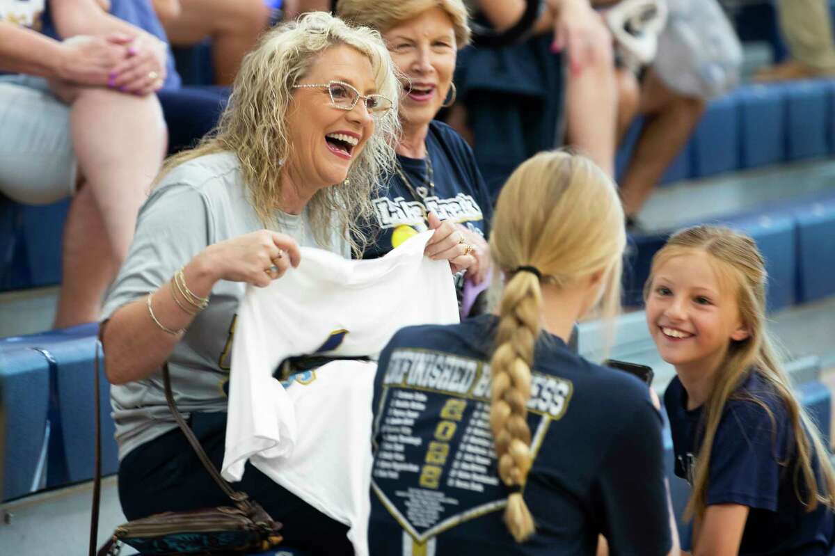 Community throws pep rally as Lake Creek softball hits the road