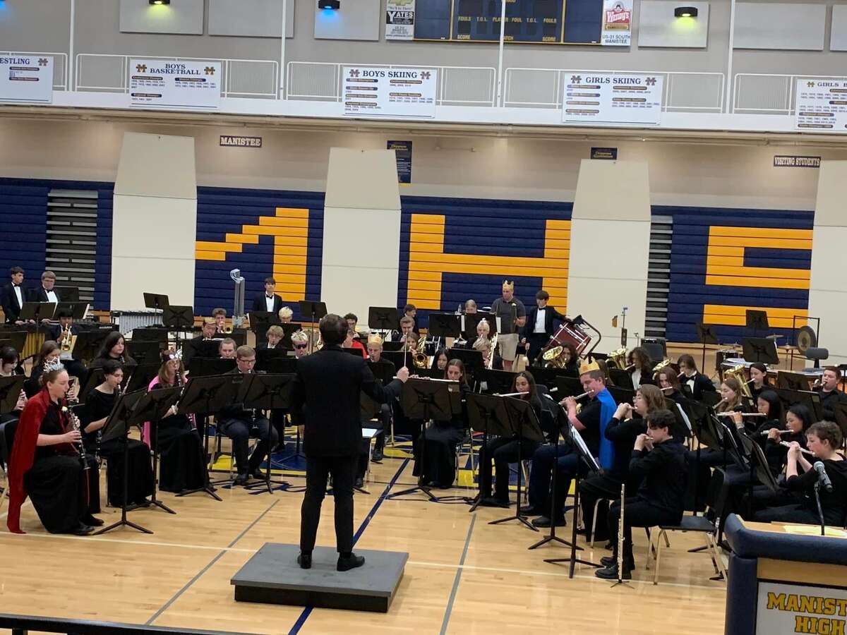 Manistee High School seniors wear crowns for spring concert