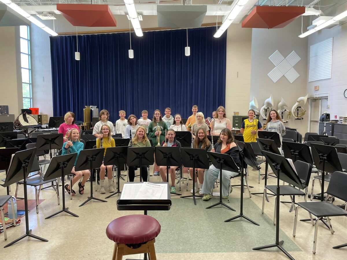 Manistee High School seniors wear crowns for spring concert