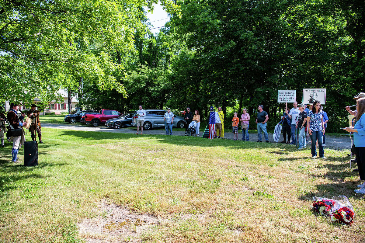 Revolutionary War reenactors protest Continental Commons