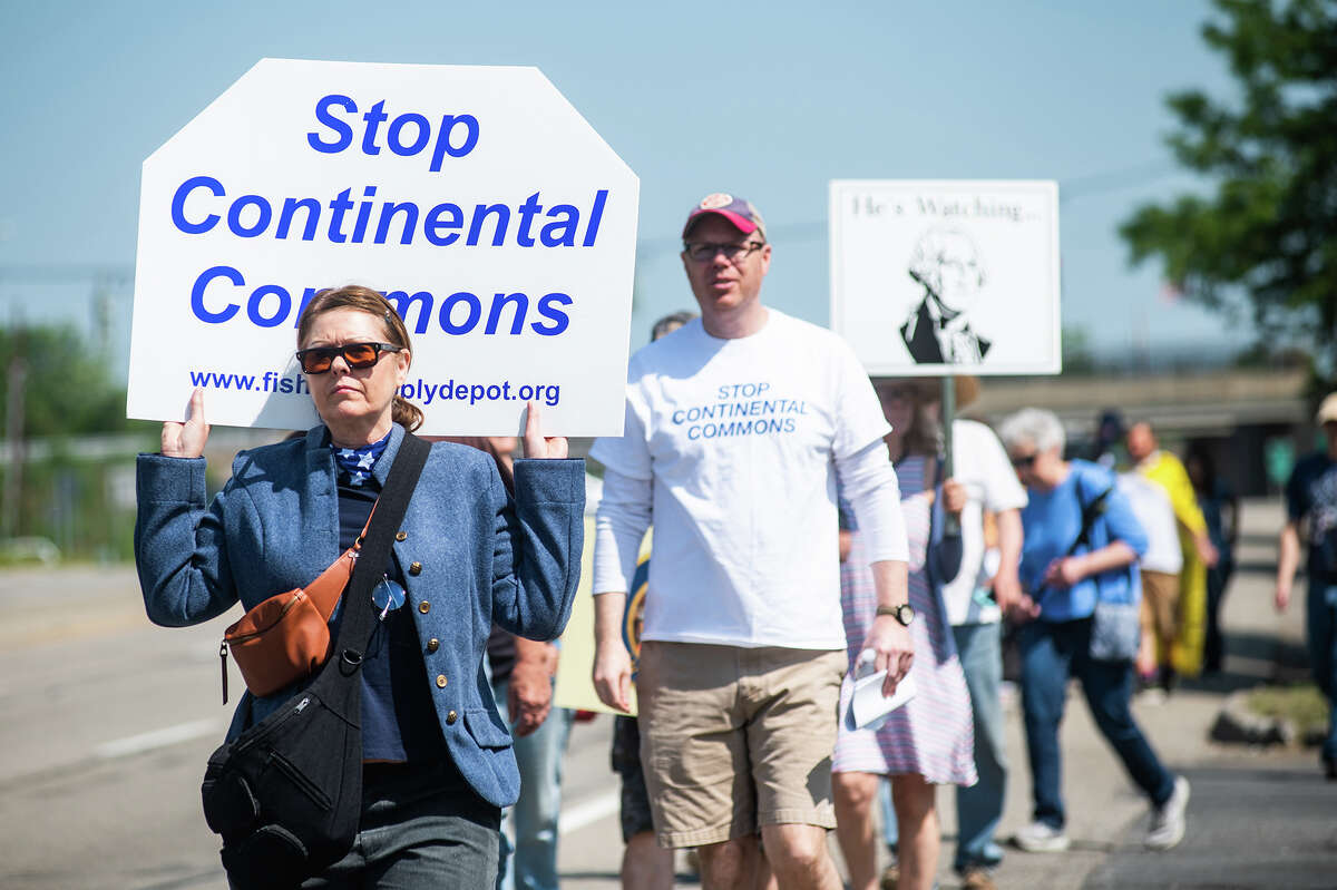 Revolutionary War reenactors protest Continental Commons