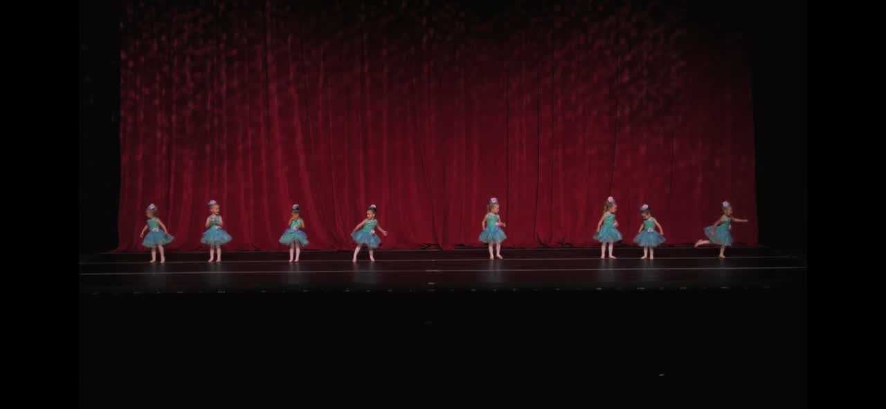 Hysterical video shows little girl take the spotlight during dance recital