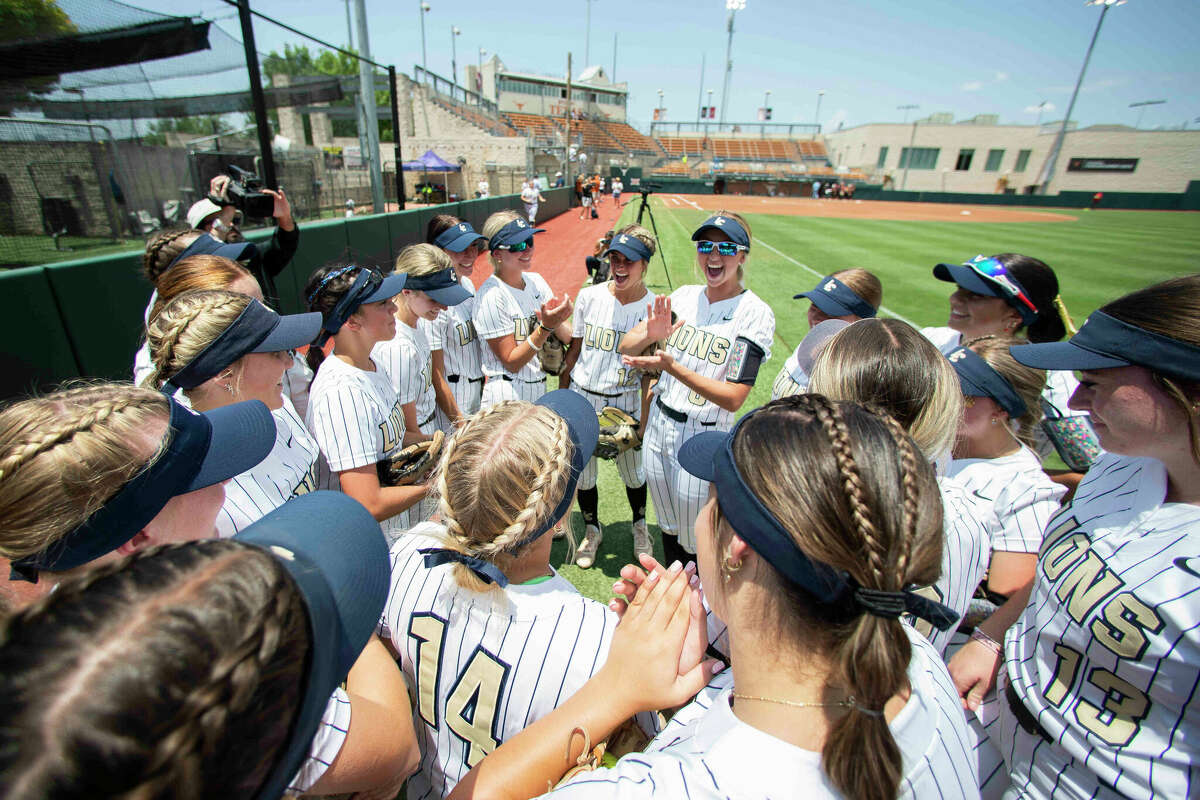 Lake Creek Lions take softball dominance to a new level