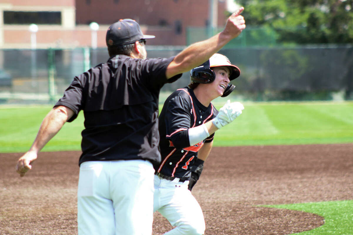 Seventh-inning double play lifts Edwardsville to sectional championshi