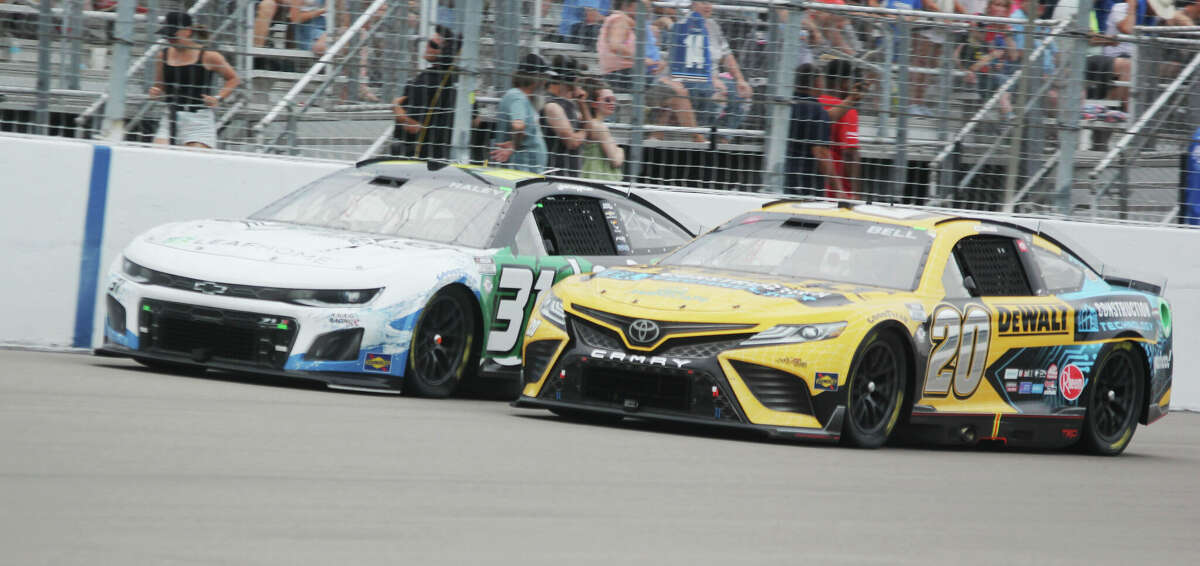 Kyle Busch edges Denny Hamlin for overtime Enjoy Illinois 300 win