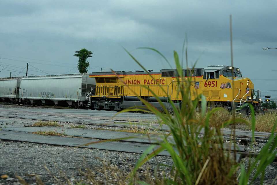 Houston light rail vs. freight trains: Key differences explained