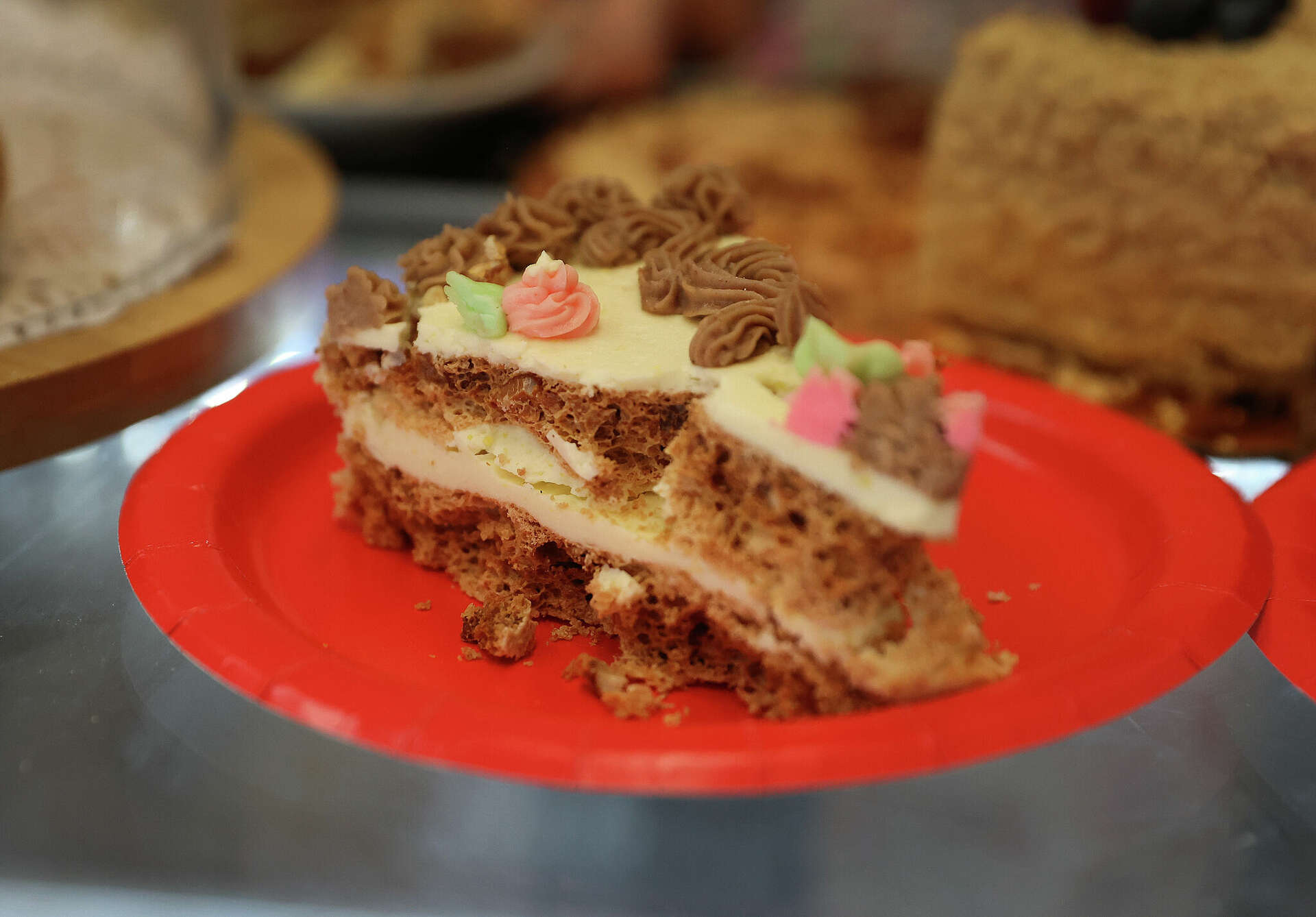 Ukrainian woman flees homeland, opens Pashina Craft Bakery