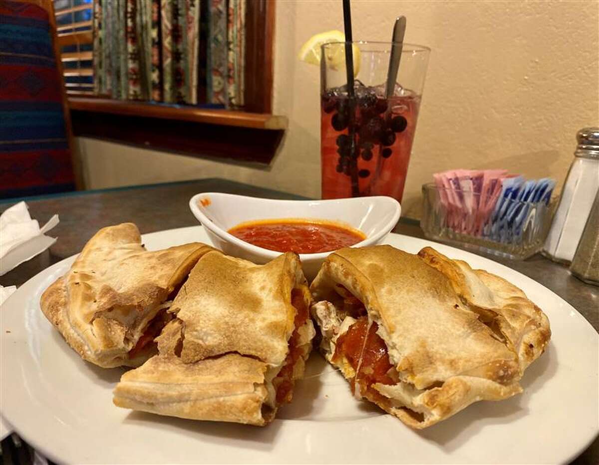 Gimmicks provides flavorful food, unique activities for date night