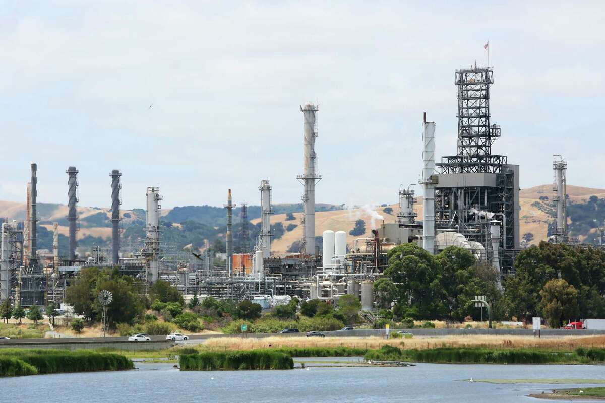 Bay Area residents can eat garden produce despite toxic refinery dust