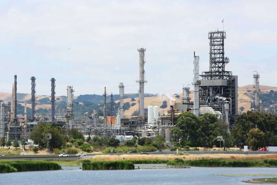 Bay Area residents can eat garden produce despite toxic refinery dust