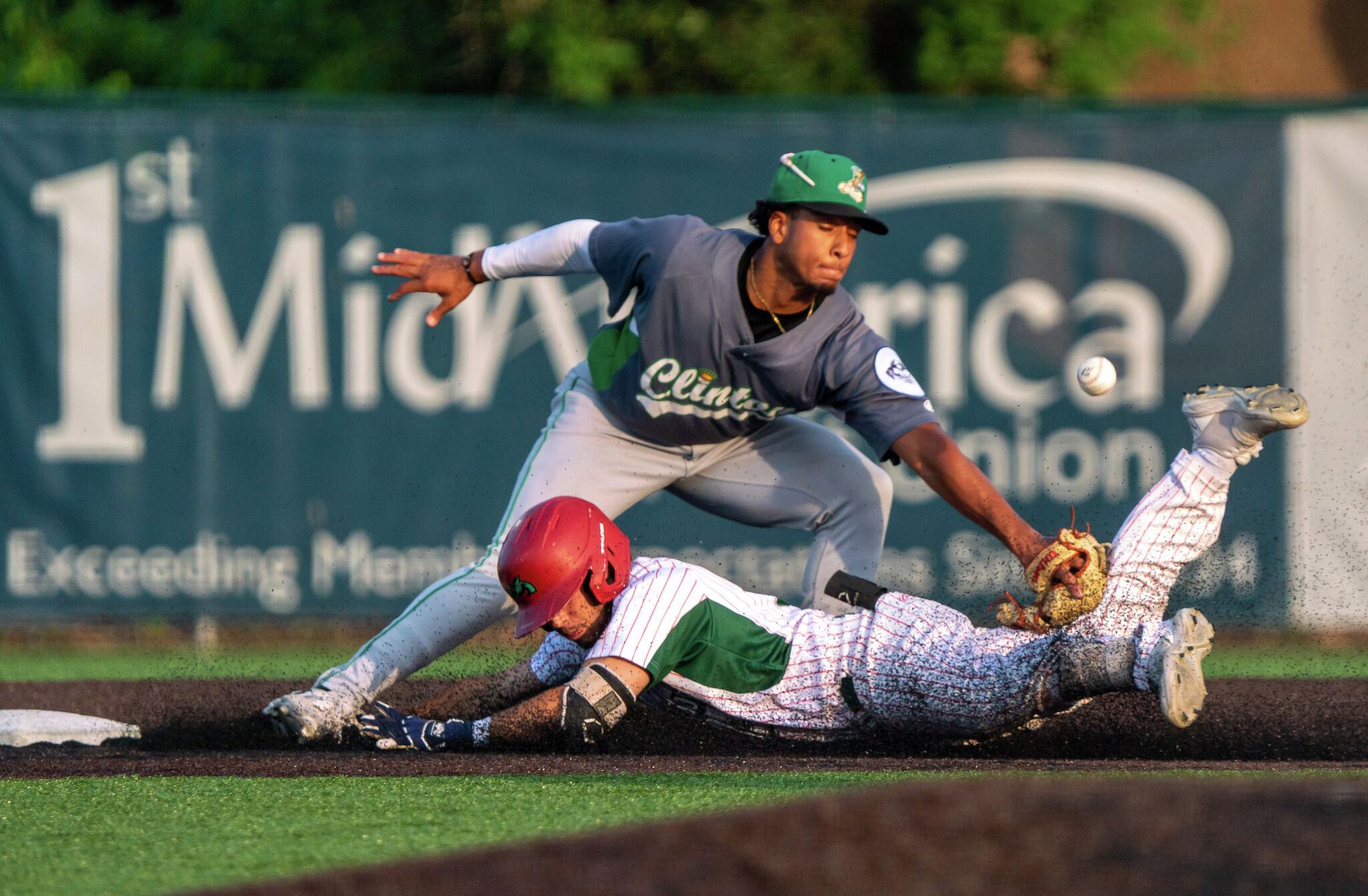 Clinton LumberKings roll past Alton River Dragons 12-1