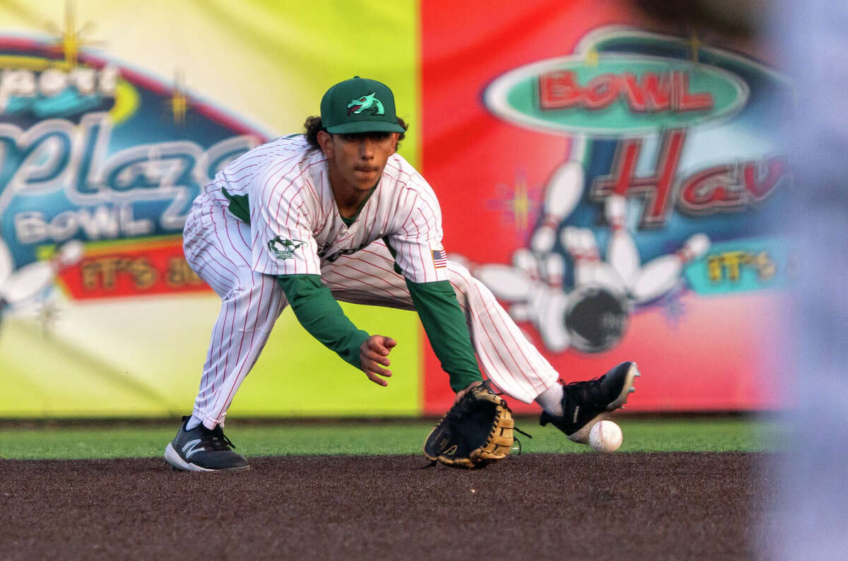 Clinton LumberKings roll past Alton River Dragons 12-1