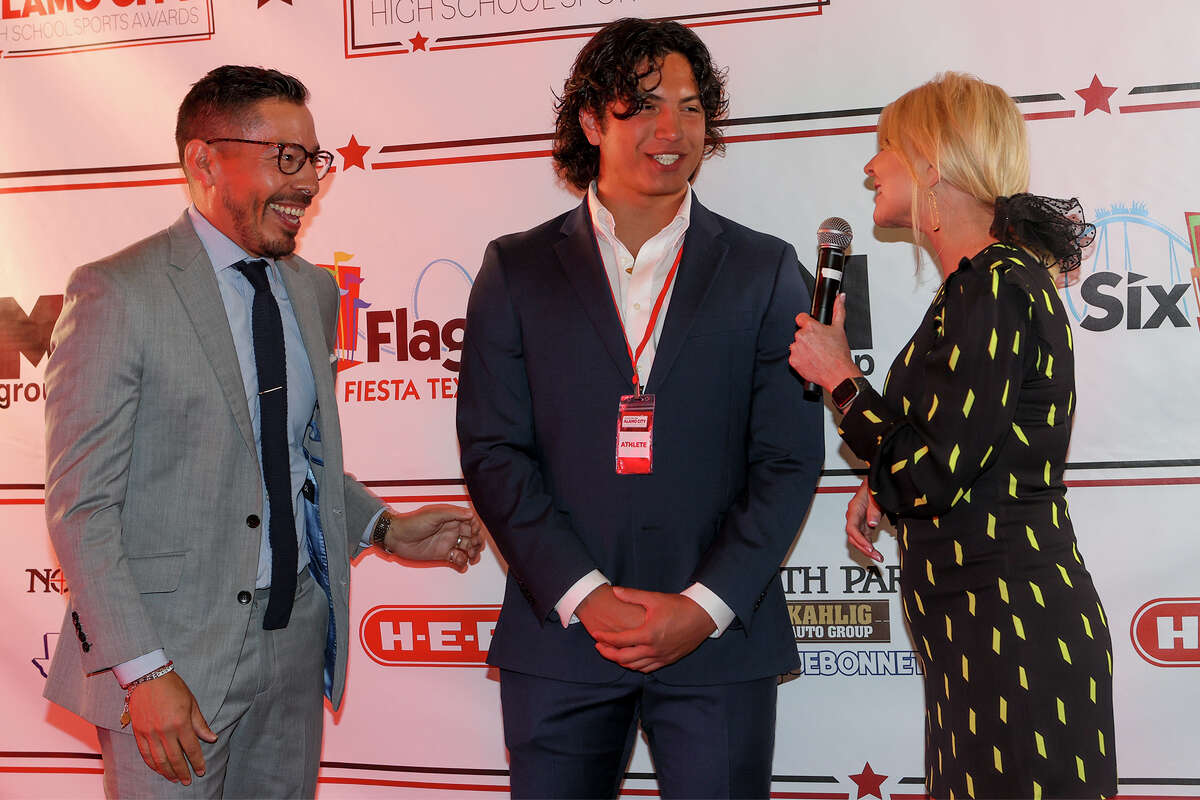 Spurs' Johnson gives advice to athletes at high school award show