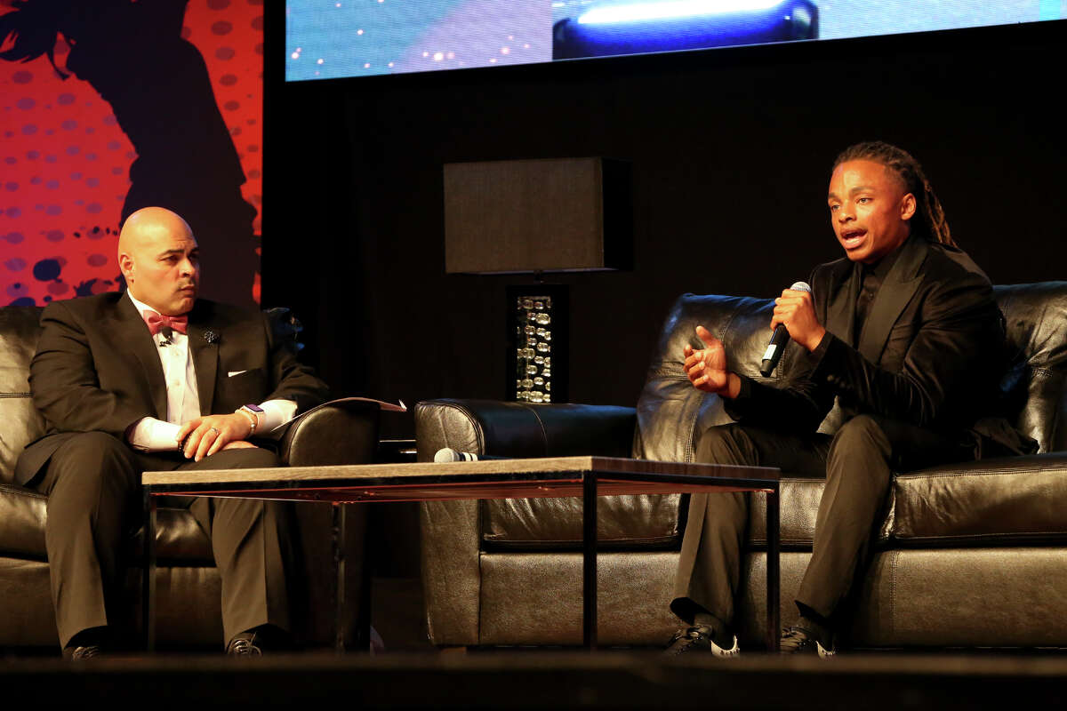 Spurs' Johnson gives advice to athletes at high school award show