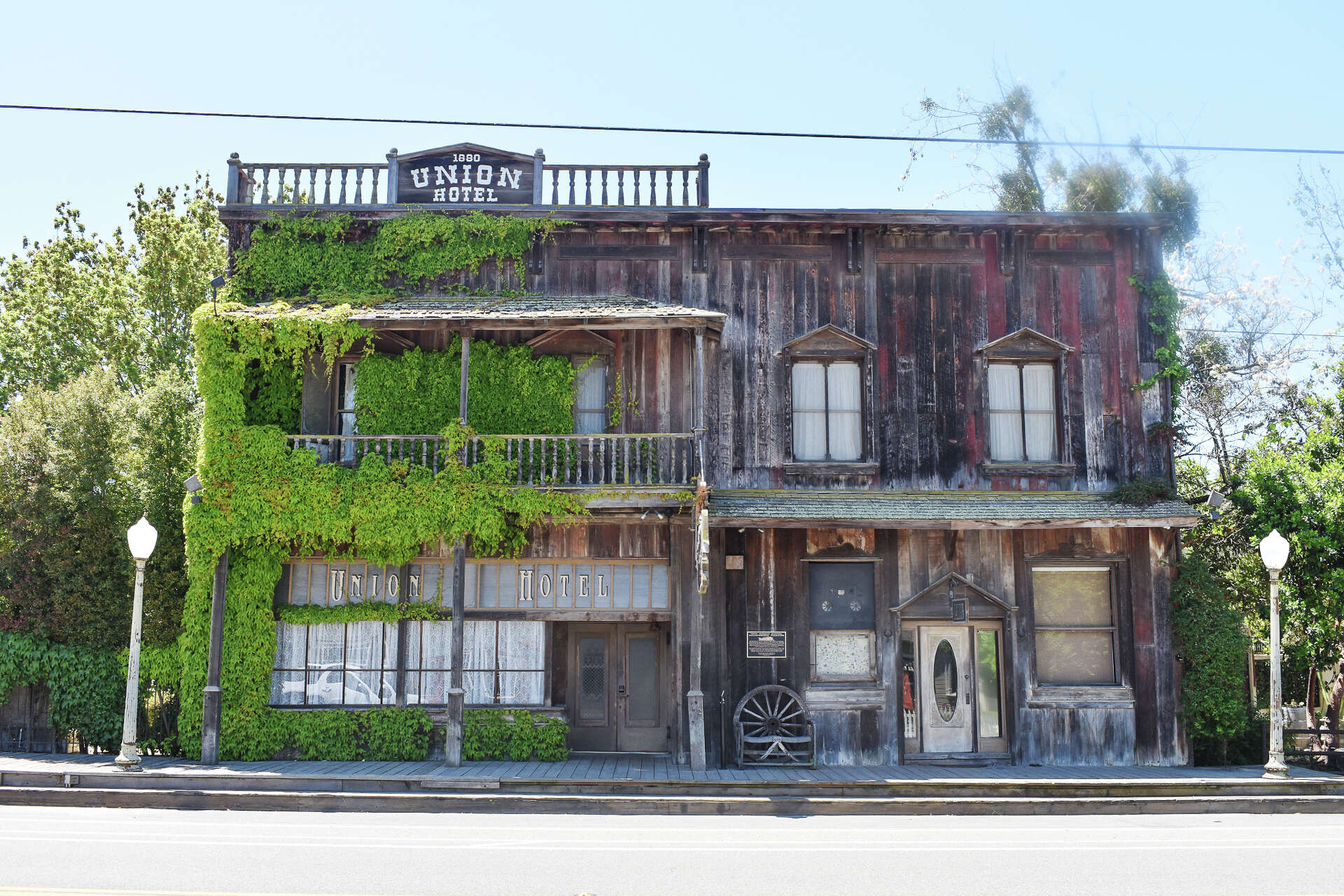 Calif. hotel and saloon loved by Hollywood now for sale for $4.9M