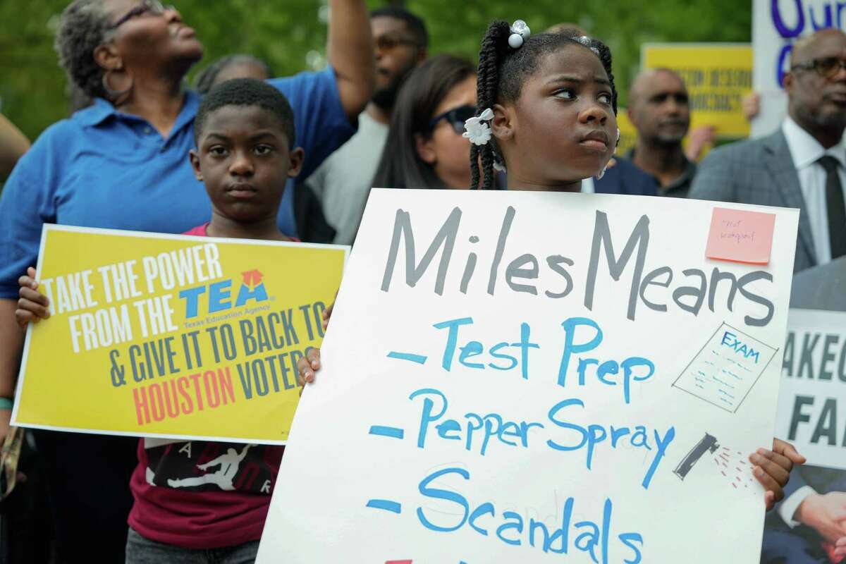 HISD managers approve Mike Miles' contract over protesters' objections