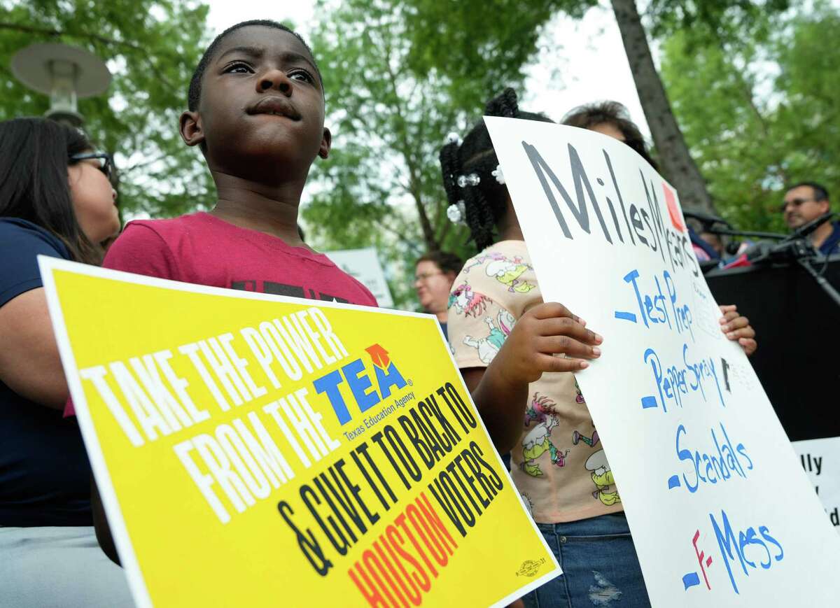 HISD managers approve Mike Miles' contract over protesters' objections