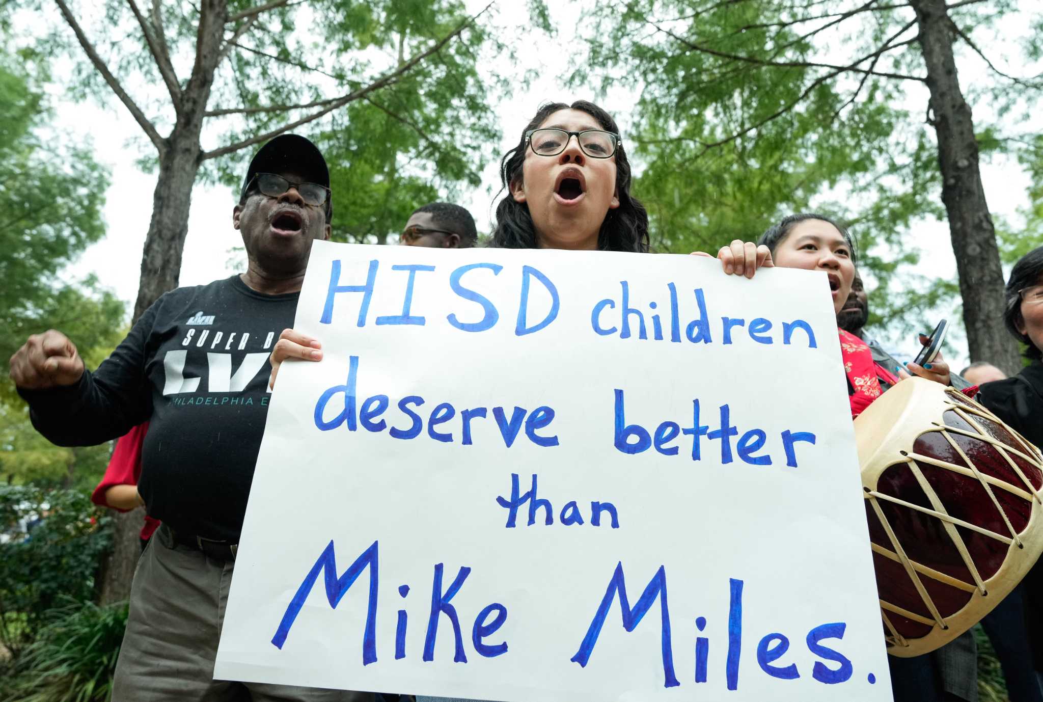 HISD managers approve Mike Miles' contract over protesters' objections