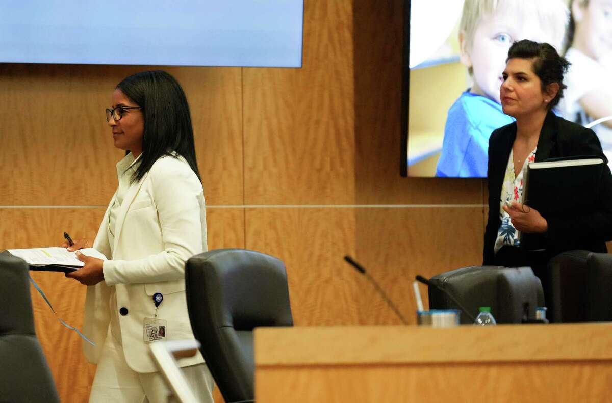 HISD managers approve Mike Miles' contract over protesters' objections