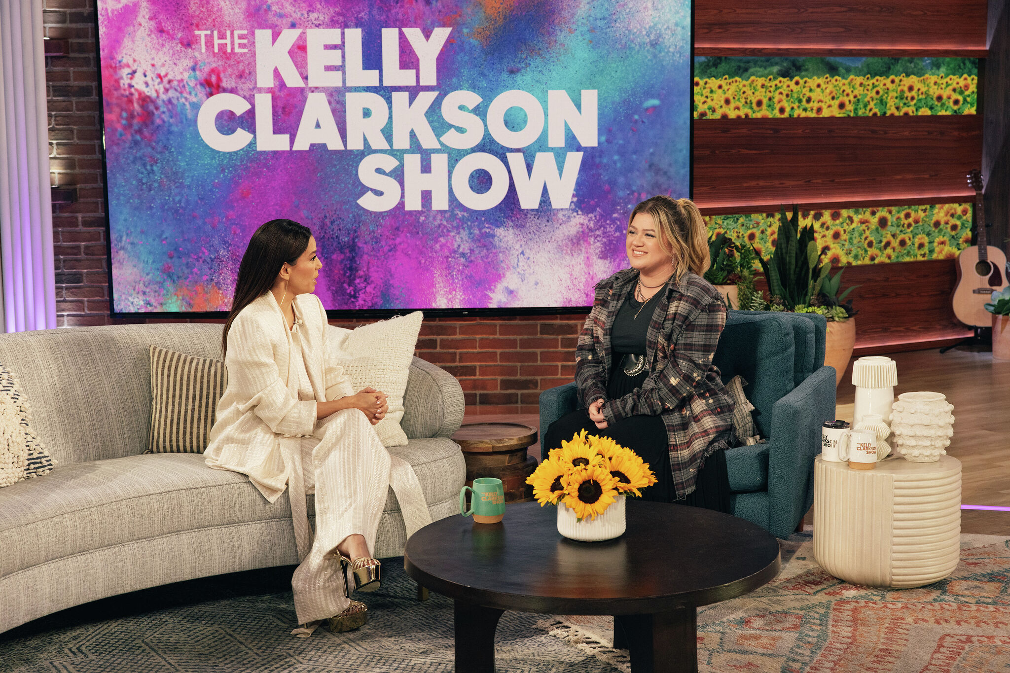 San Antonio gets praise from Eva Longoria, Kelly Clarkson