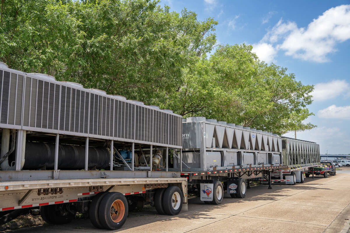 Houston airport partially restores air conditioning Tuesday