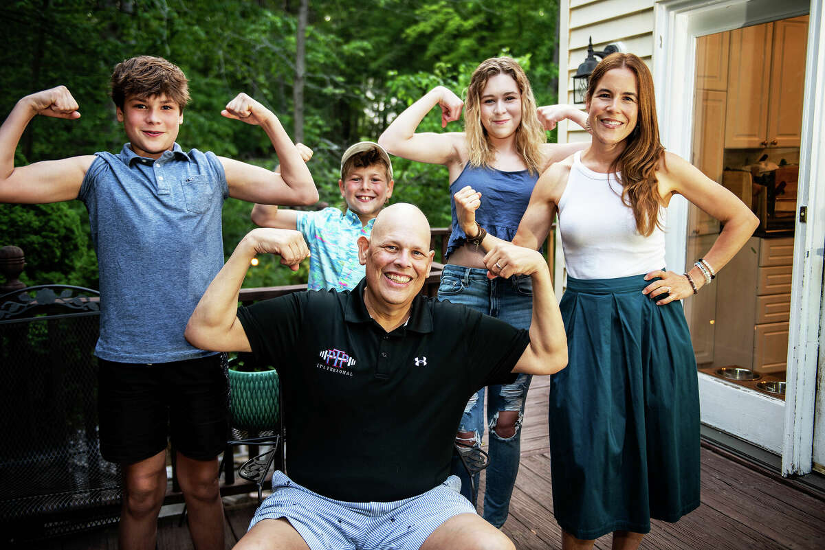 Ridgefield dad with Stage 4 lung cancer teaches kids to stay positive