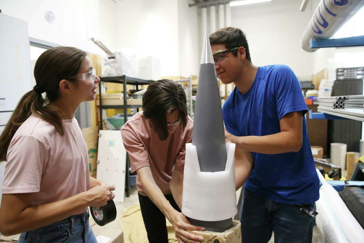 Fingers crossed, Alamo Heights grads take a rocket to White Sands
