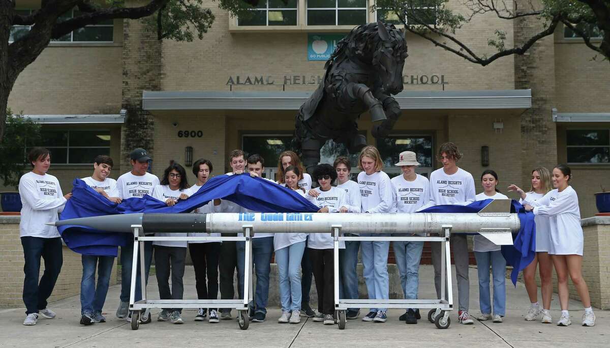 Fingers crossed, Alamo Heights grads take a rocket to White Sands
