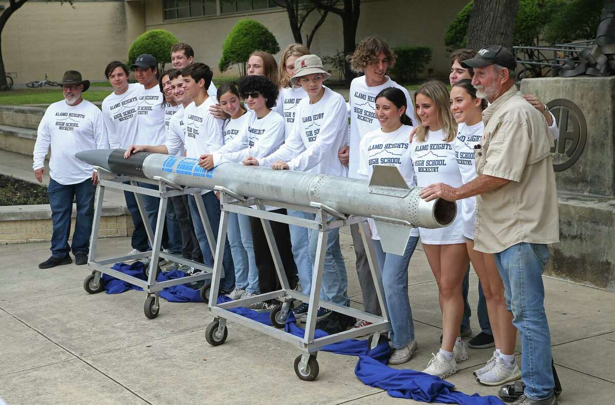 Fingers crossed, Alamo Heights grads take a rocket to White Sands