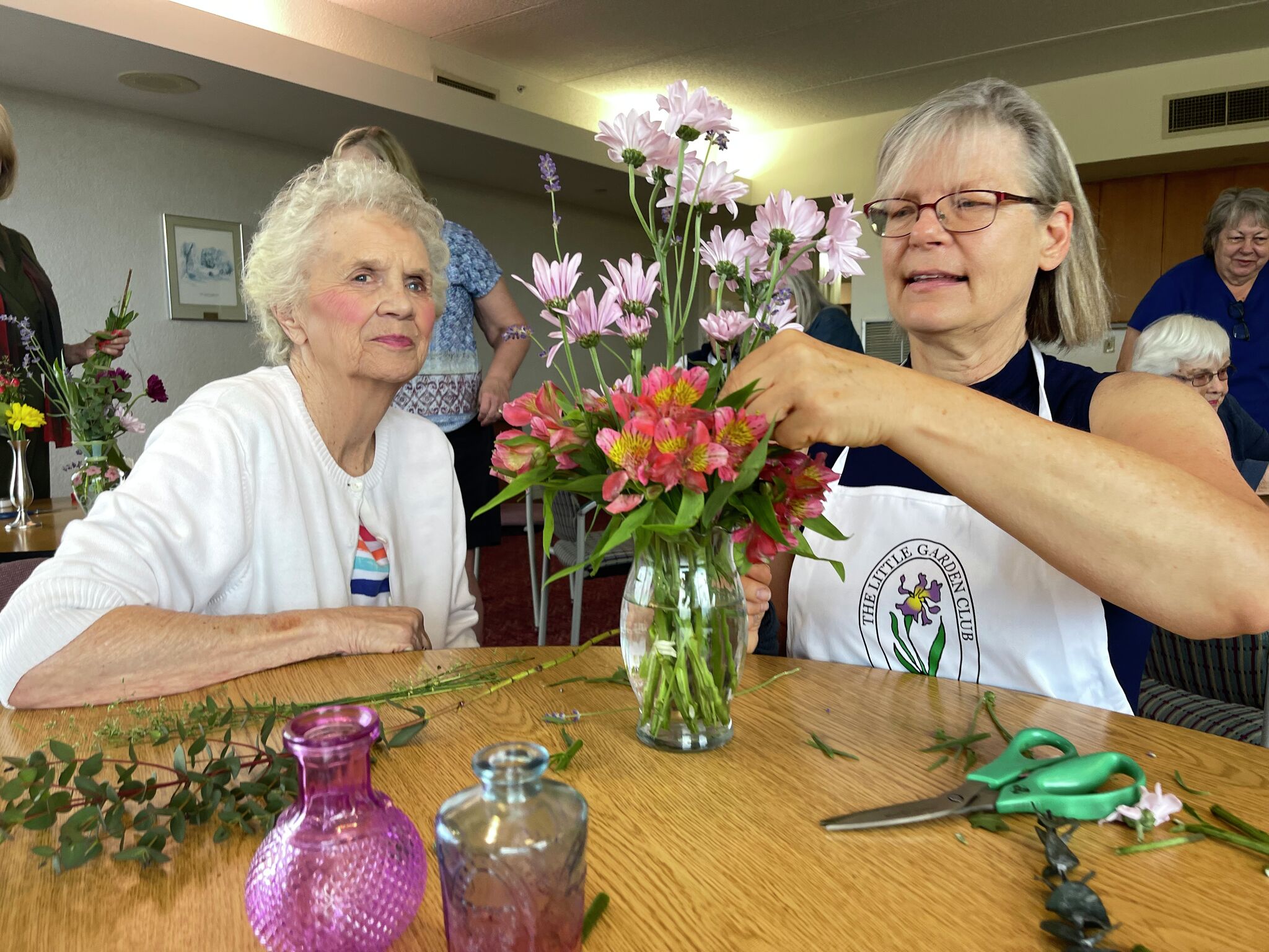 Midland garden club arranges flowers with Riverside place residents