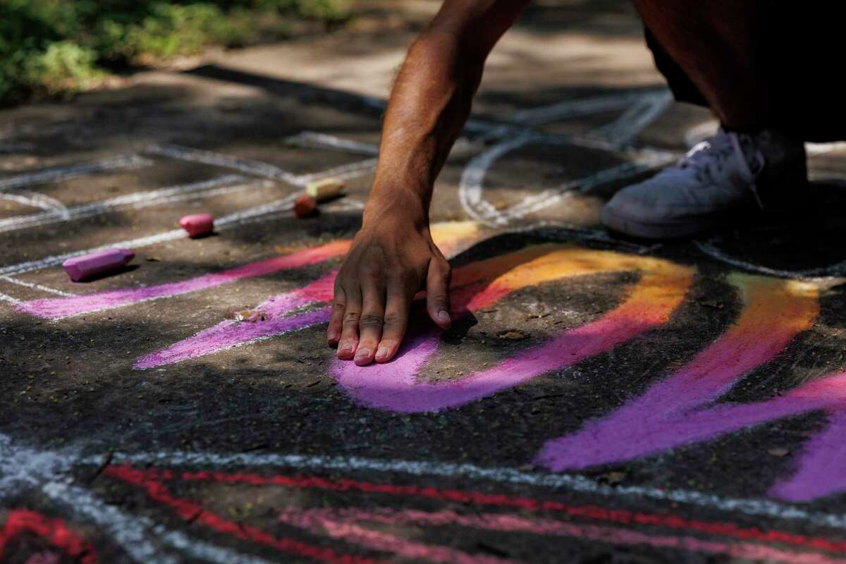 Leon Valley police arrest street artist for sidewalk chalk