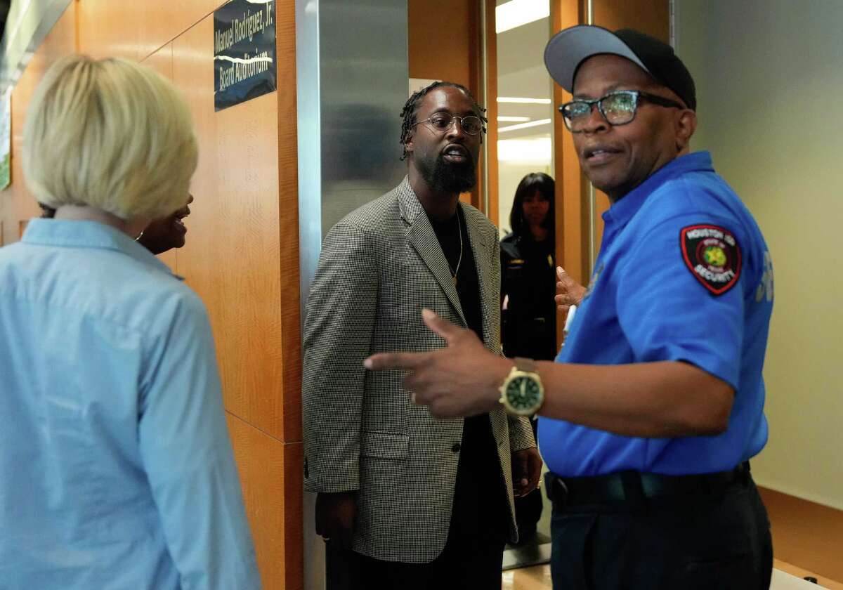 HISD handcuffs registered speaker for attempting to enter the meeting