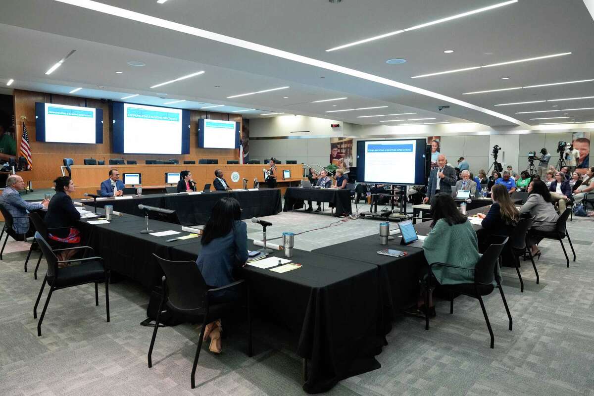 HISD board discusses budget, magnet programs in second meeting