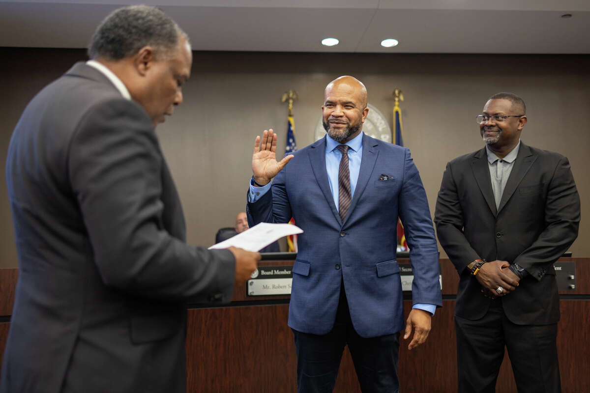 Humble ISD board swears in trustees, Scarfo elected board president