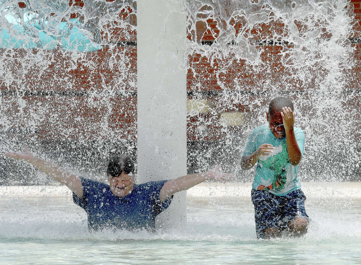 Southeast Texans find reprieve in local parks to cool off