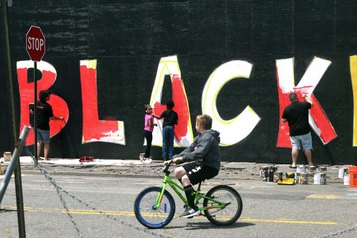 Bridgeport community comes together for Black Lives Matter mural
