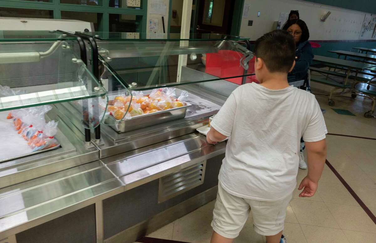 Students eating healthier school lunches, no longer linked to obesity